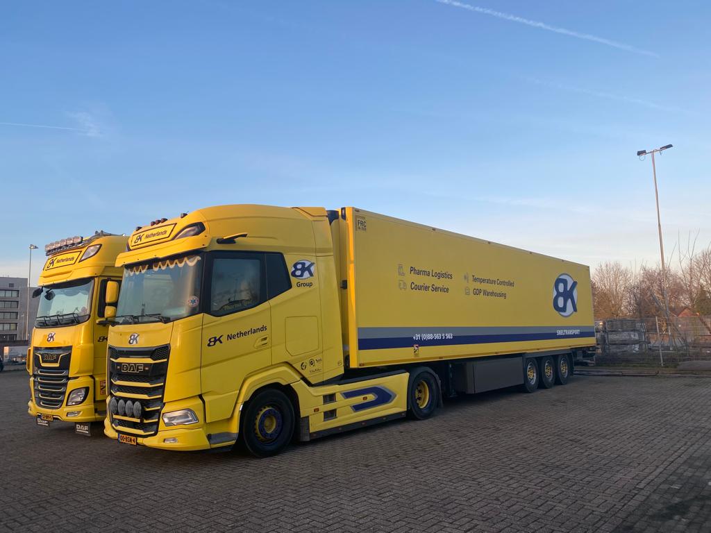 Twee super complete BK Pharma Logistics LAMBERET opleggers