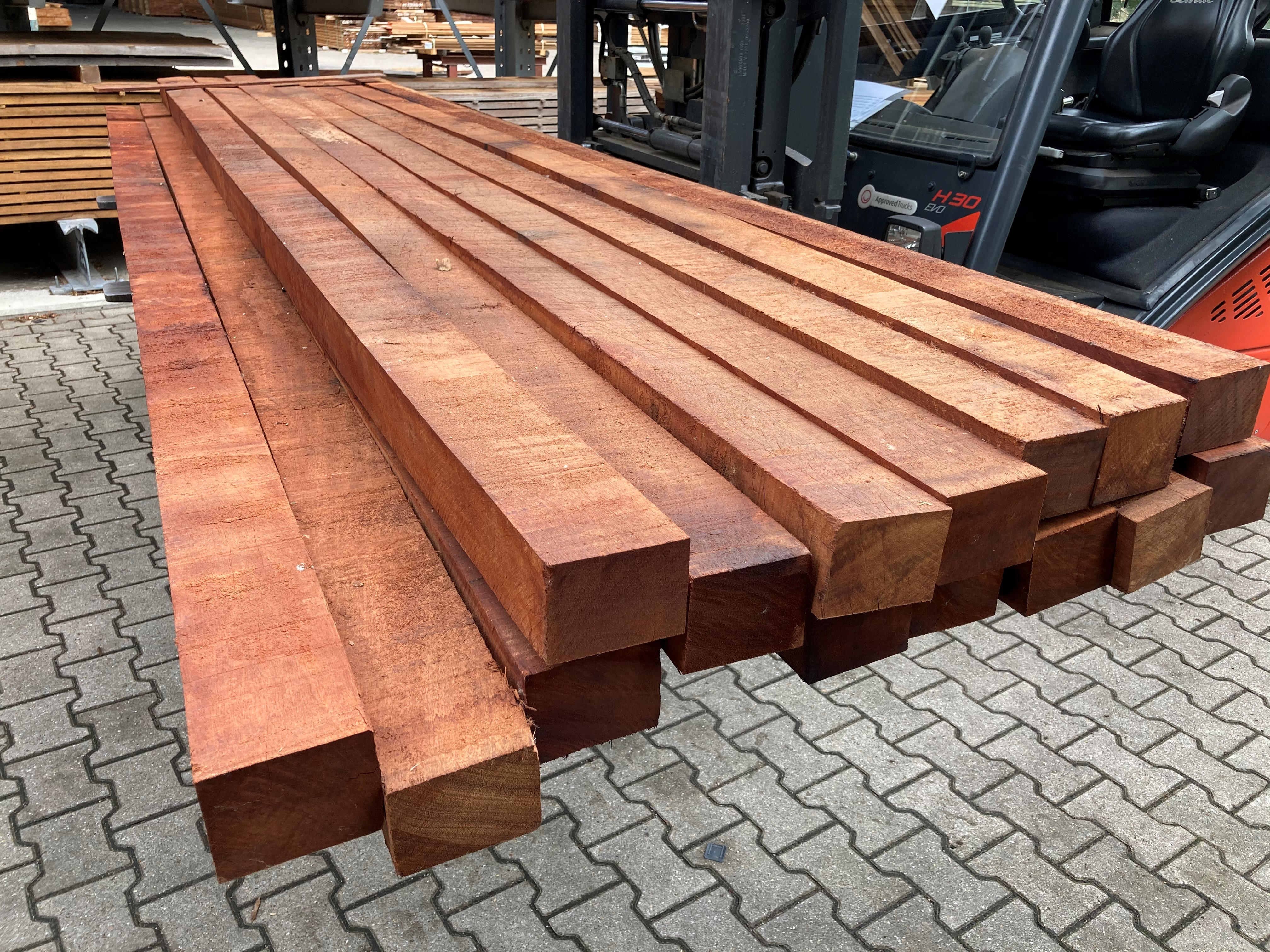 Angelim vermelho - balk, bezaagd (ruw) (80x100mm) - GevenHout